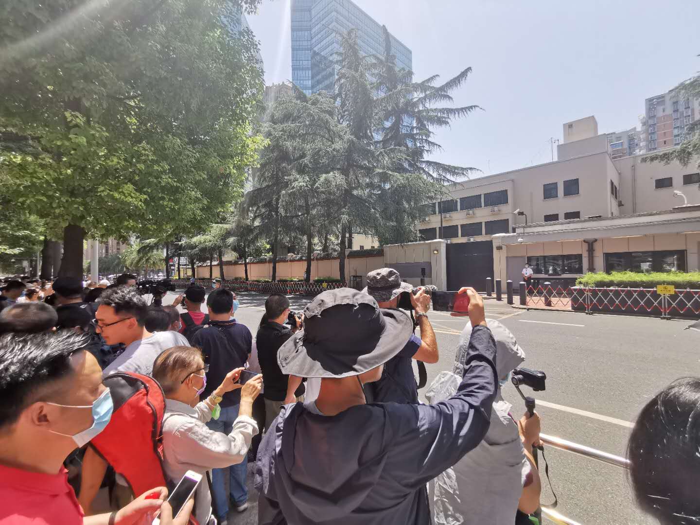 Photo｜Citizens rushed to witness closure of US Consulate General in Chengdu