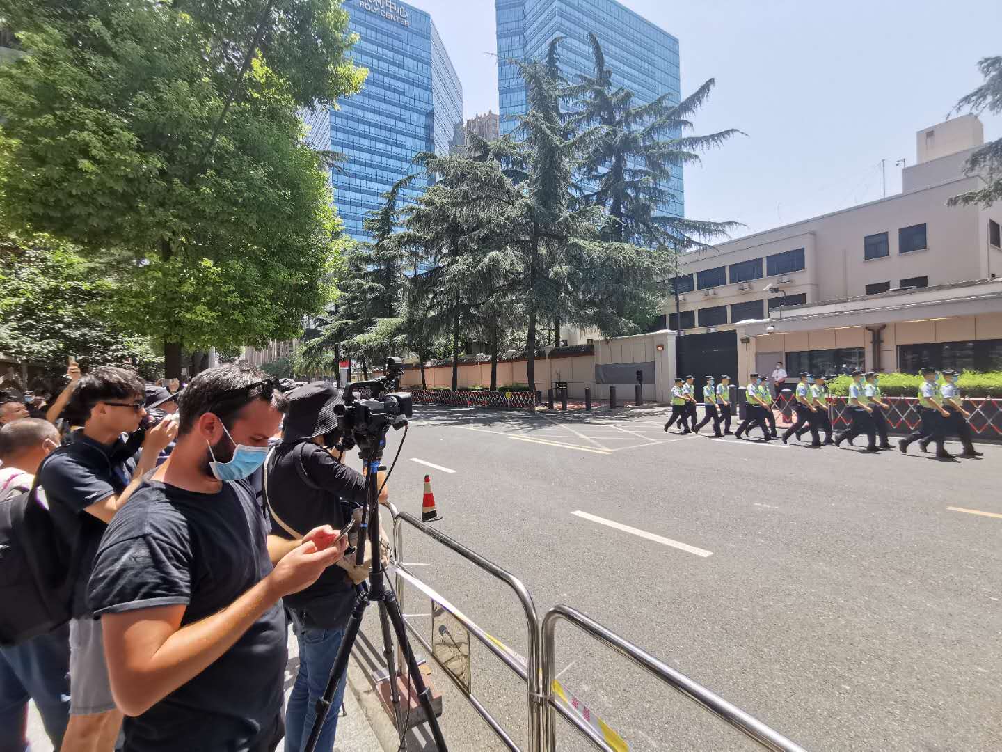 Photo｜Citizens rushed to witness closure of US Consulate General in Chengdu