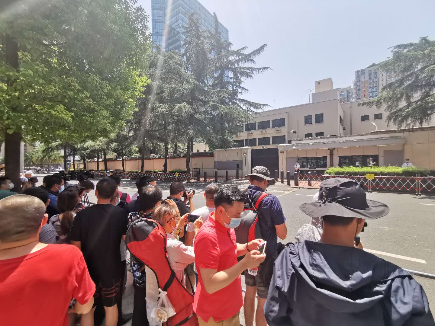 Photo｜Citizens rushed to witness closure of US Consulate General in Chengdu